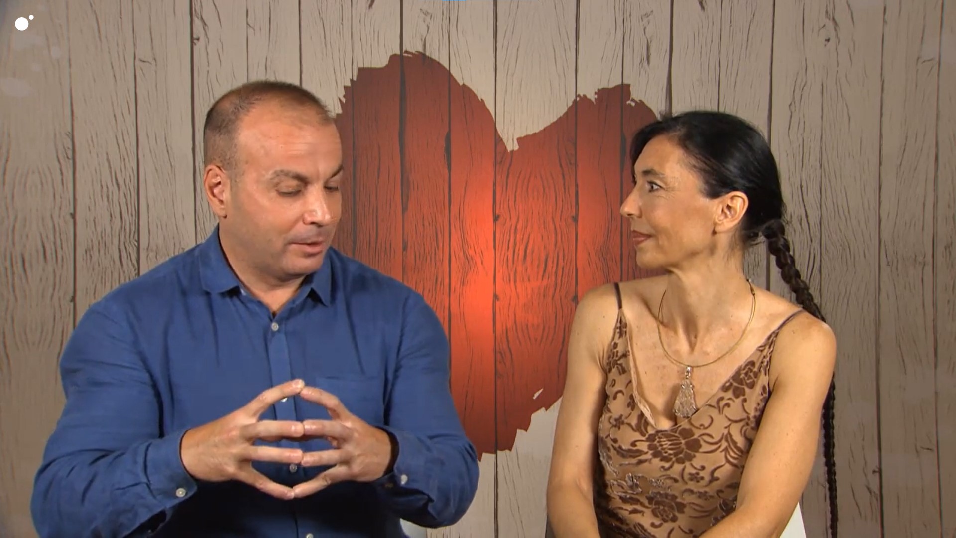 First Dates: un comensal se rompe los pantalones bailando con su cita