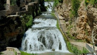 En qué consiste el agua cruda y qué beneficios tiene