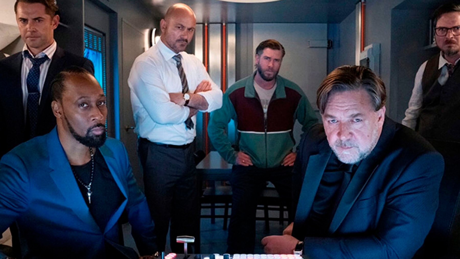 Tráiler de 'Poker Face': Russell Crowe y Liam Hemsworth en una partida ...