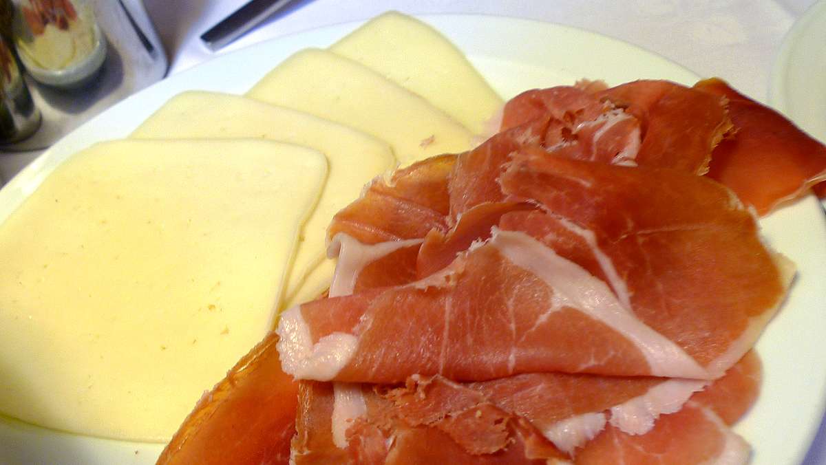 Disfruta de estos filetes rusos de jamón y queso