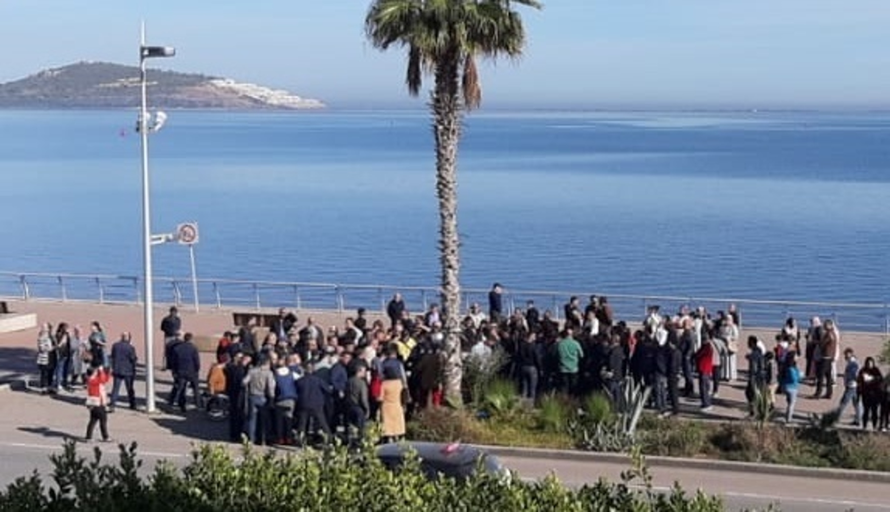 Los melillenses protestan en Nador contra el trato "denigrante" en la ...