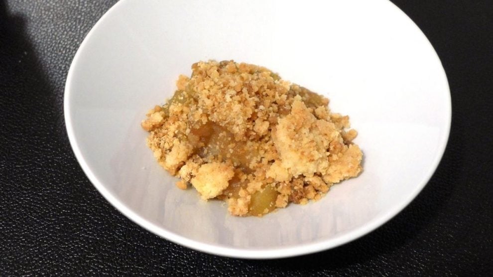 Postre de manzana con canela, granada y mermelada