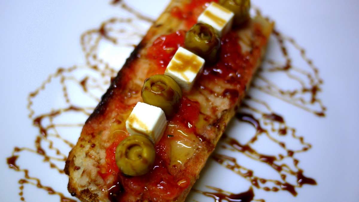 Bocado de mozzarella marinada con atún de lata y encurtidos