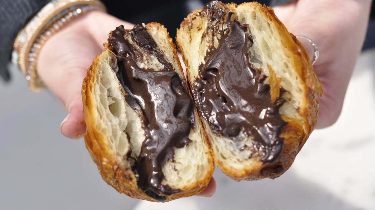 Croissant casero relleno de crema de oreo