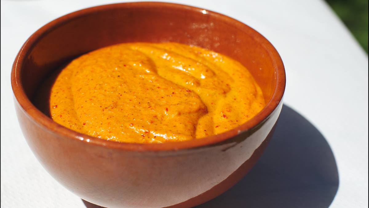 Merluza con salsa romesco y avellanas