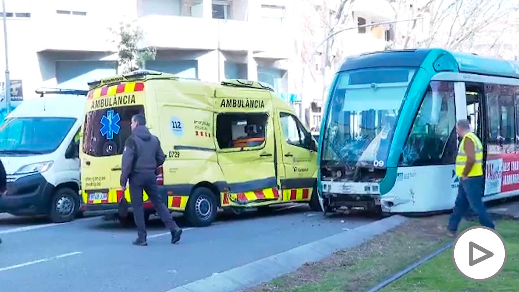 Un tranvía embiste a una ambulancia en la avenida Diagonal de Barcelona