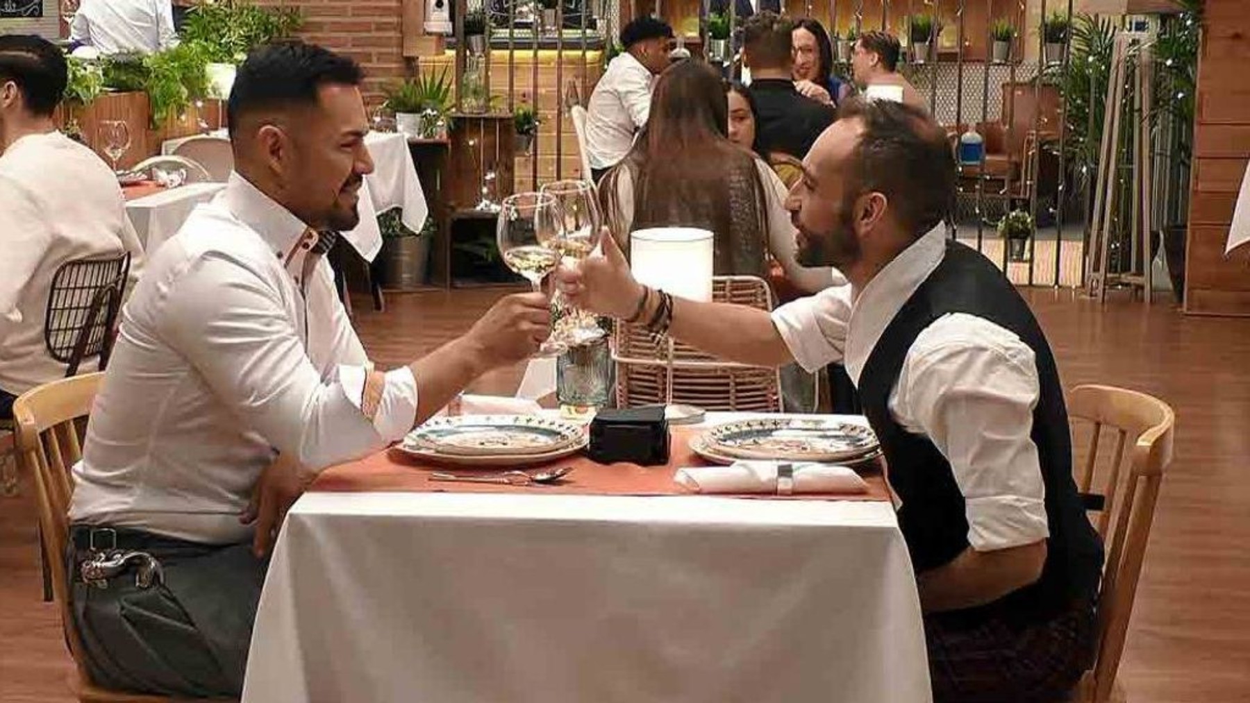 Un soltero de 'First Dates' sorprende revelando su relación con Shakira ...