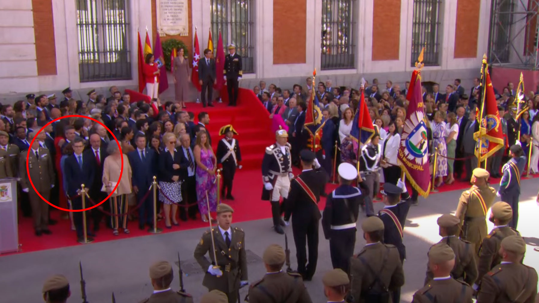 Bolaños intenta colarse en la tribuna del desfile junto a Ayuso y los ...