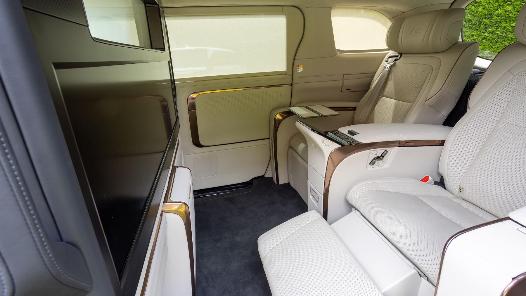 Lexus LM: la minivan de lujo en la que viajarás como en un jet privado