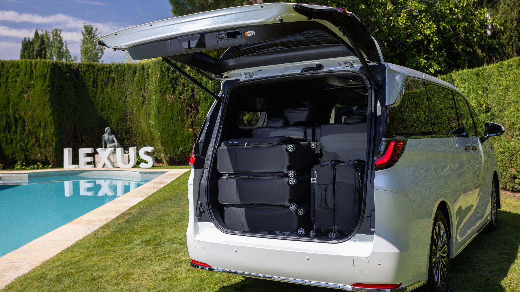 Lexus LM: la minivan de lujo en la que viajarás como en un jet privado