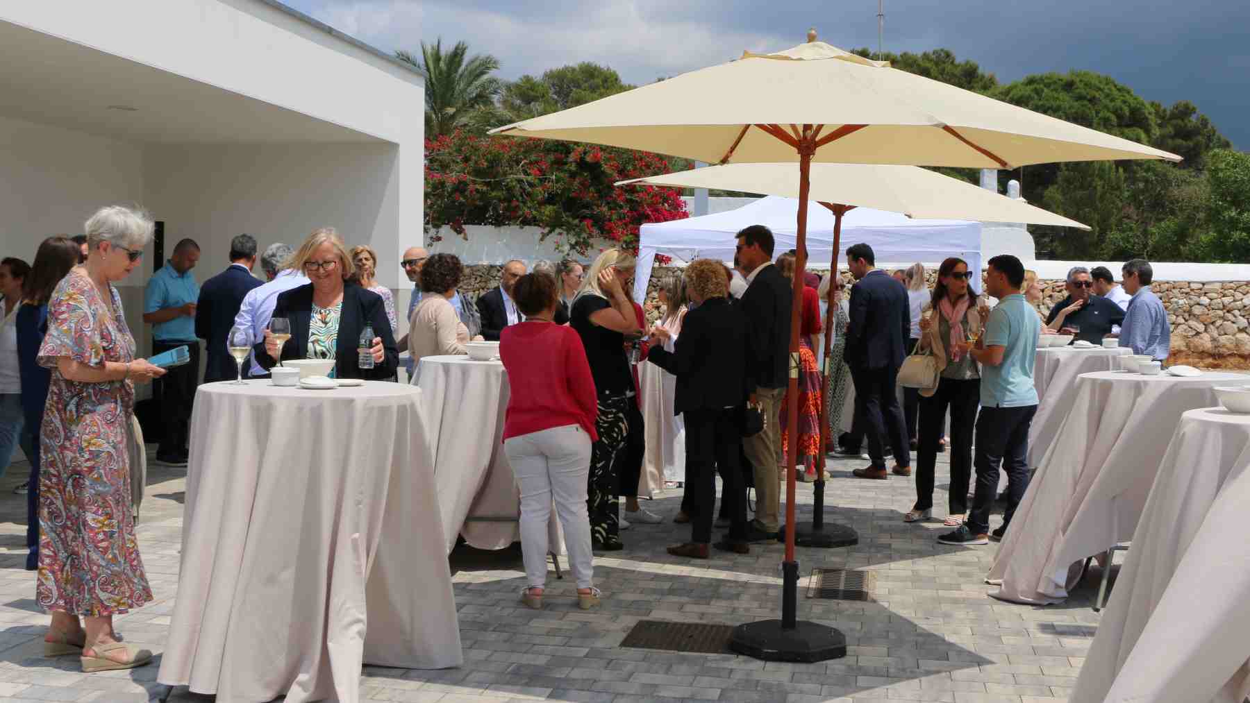 El sector turístico visita el nuevo Hospital Juaneda Ciutadella