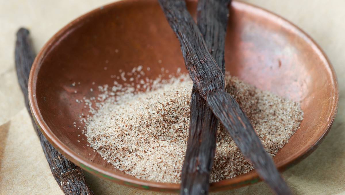 Mousse de vainilla con frambuesa y salsa toffee