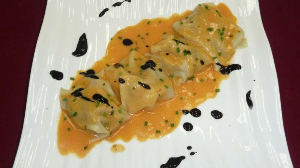 Raviolis de verdura con salsa de vino rosado