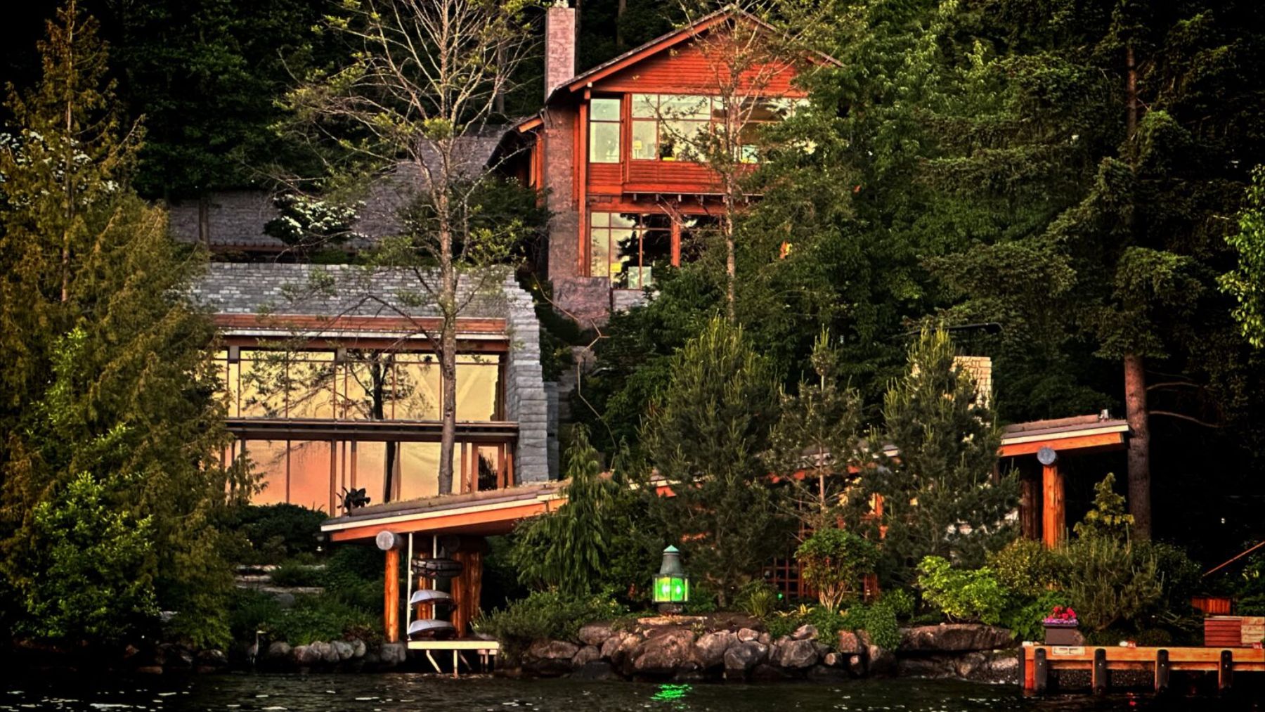 La casa de Bill Gates siempre está iluminada con una extraña luz verde ...