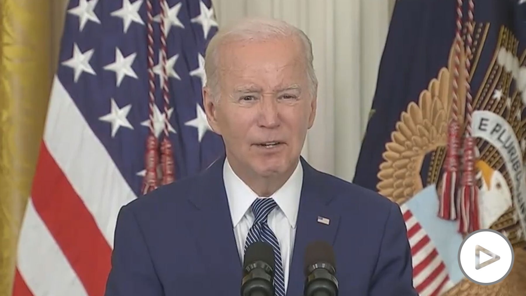 Joe Biden la lía de nuevo en público y lee un discurso con las anotaciones