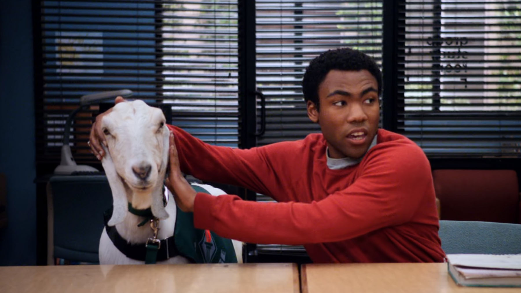Joel McHale promete que Donald Glover regresará para la película de ...