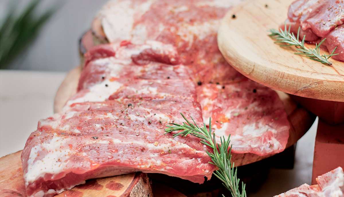 Estofado de costillar de cerdo en olla de cocción lenta