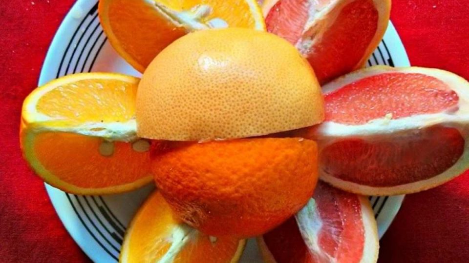 Cóctel de licor de fruta, naranja y pomelo