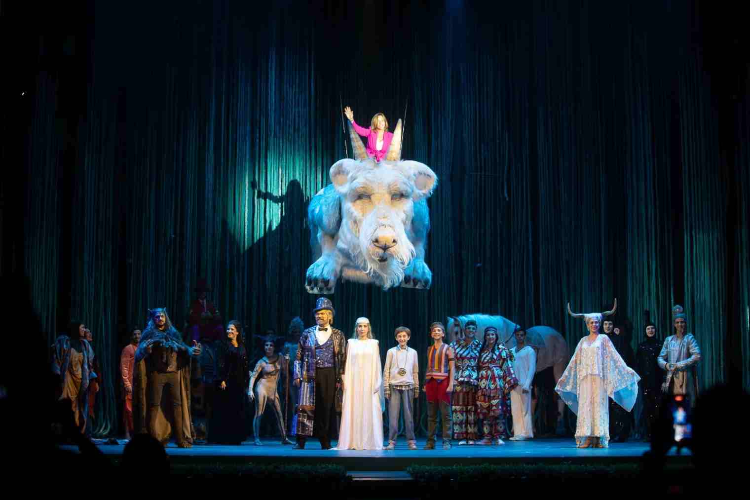 La alcaldesa de Zaragoza vuela subida al dragón Fújur de 'La Historia ...