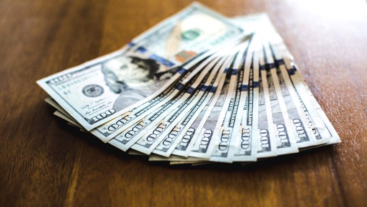 ¿Cuál es el símbolo del dólar y cómo surgió?