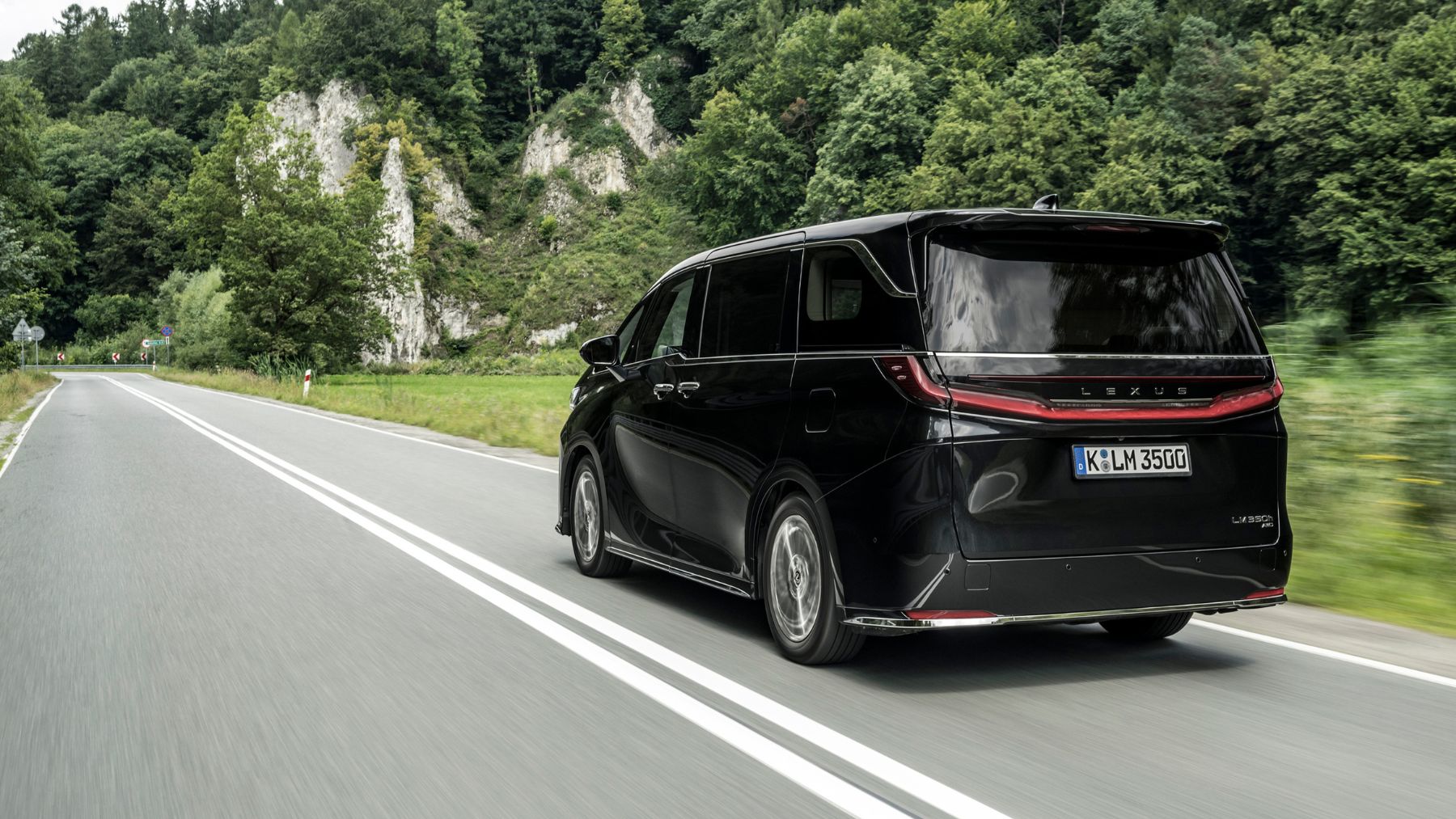 Lexus LM: una minivan de primera clase con masaje y asientos-cama