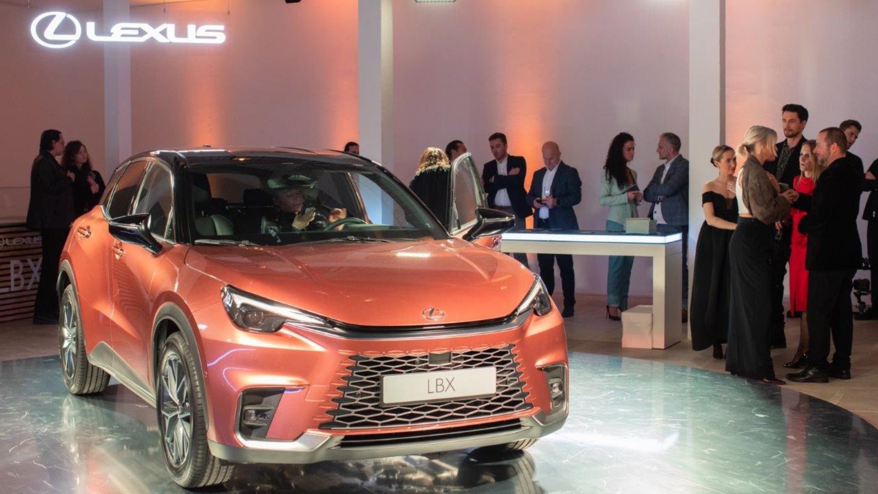 Lexus LBX conquista París y transforma una panadería