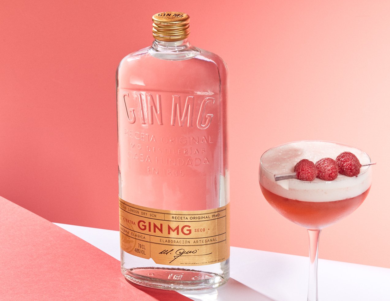 Explora la magia de la Navidad brindando con los cócteles de Gin MG