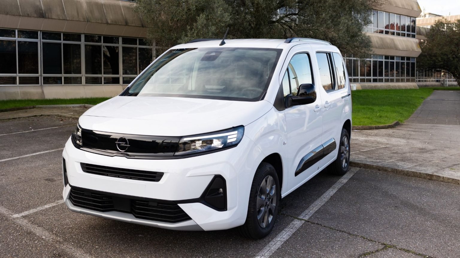 Stellantis renueva 12 modelos de su gama de vehículos comerciales