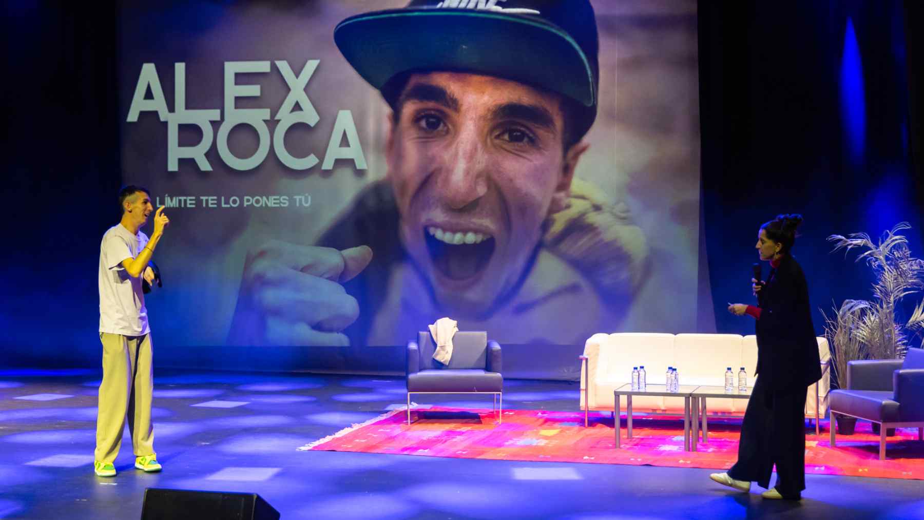 Esfuerzos Compartidos llena de escolares el Trui Teatre con Alex Roca y ...