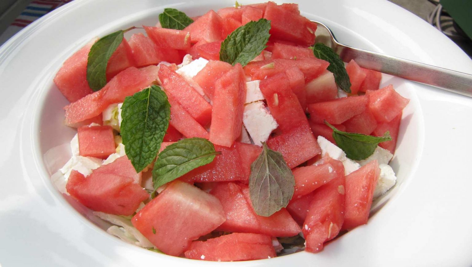 Ensaladas de verano: tomate, sandía, queso feta y salsa de cilantro