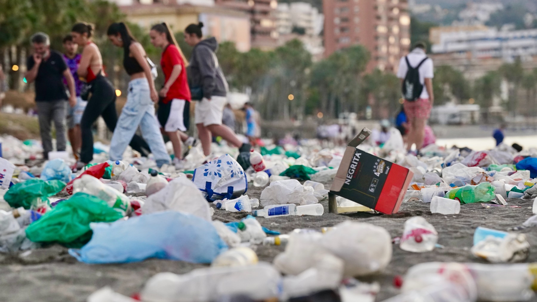 San Juan deja las playas llenas de basuras, botellas, plásticos y colillas