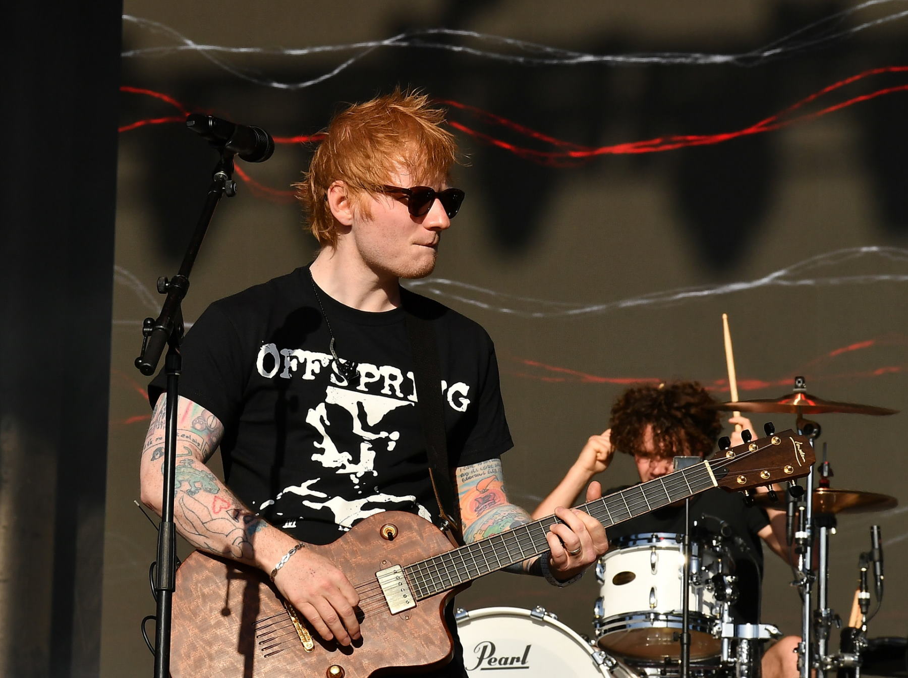 Chris Hemsworth, más que un actor: sorprende al mundo tocando la ...