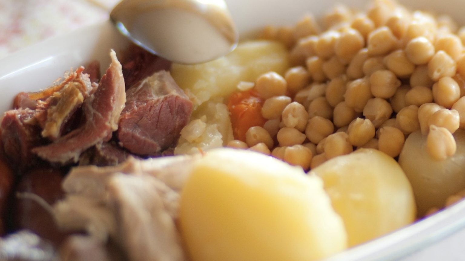 Cómo se come el cocido madrileño: guía y tradiciones