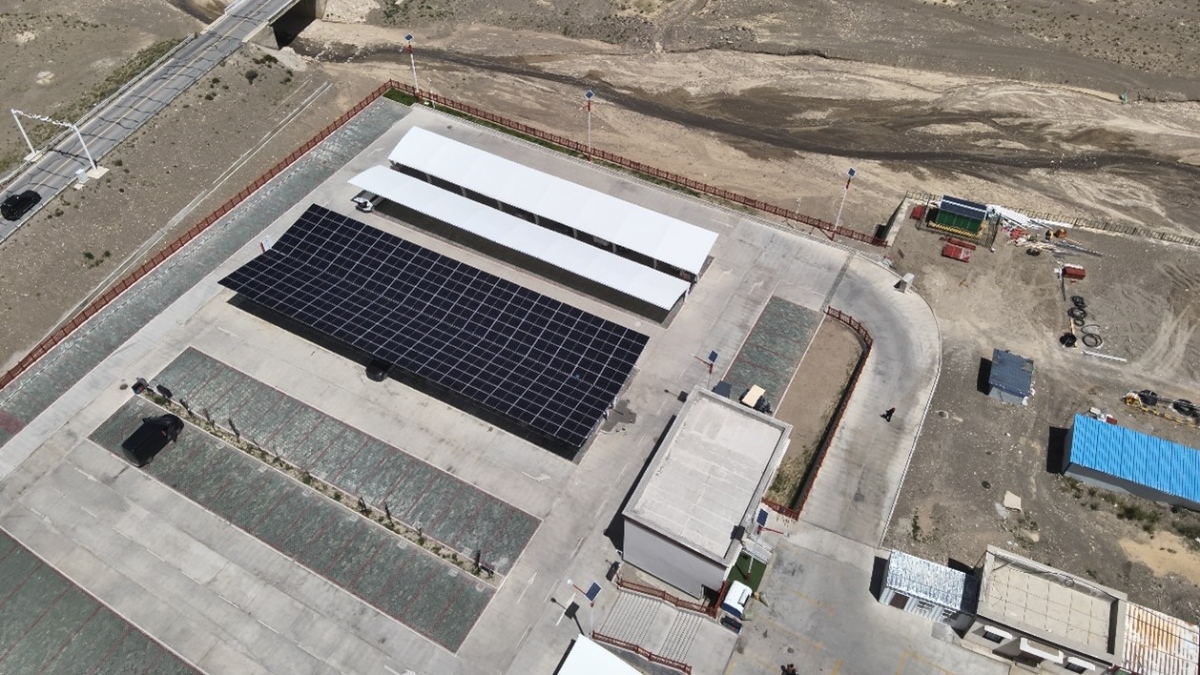 Descubre la estación de recarga solar para coches eléctricos en el Everest