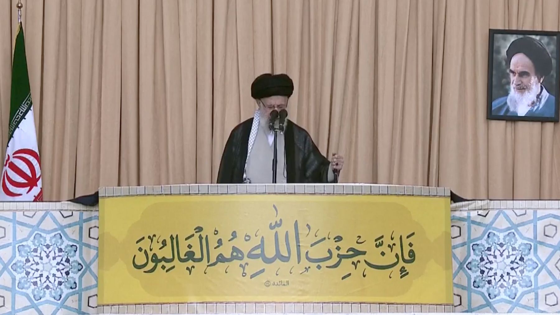 Alí Jamenei, líder supremo de Irán, pronuncia con un rifle su primer ...