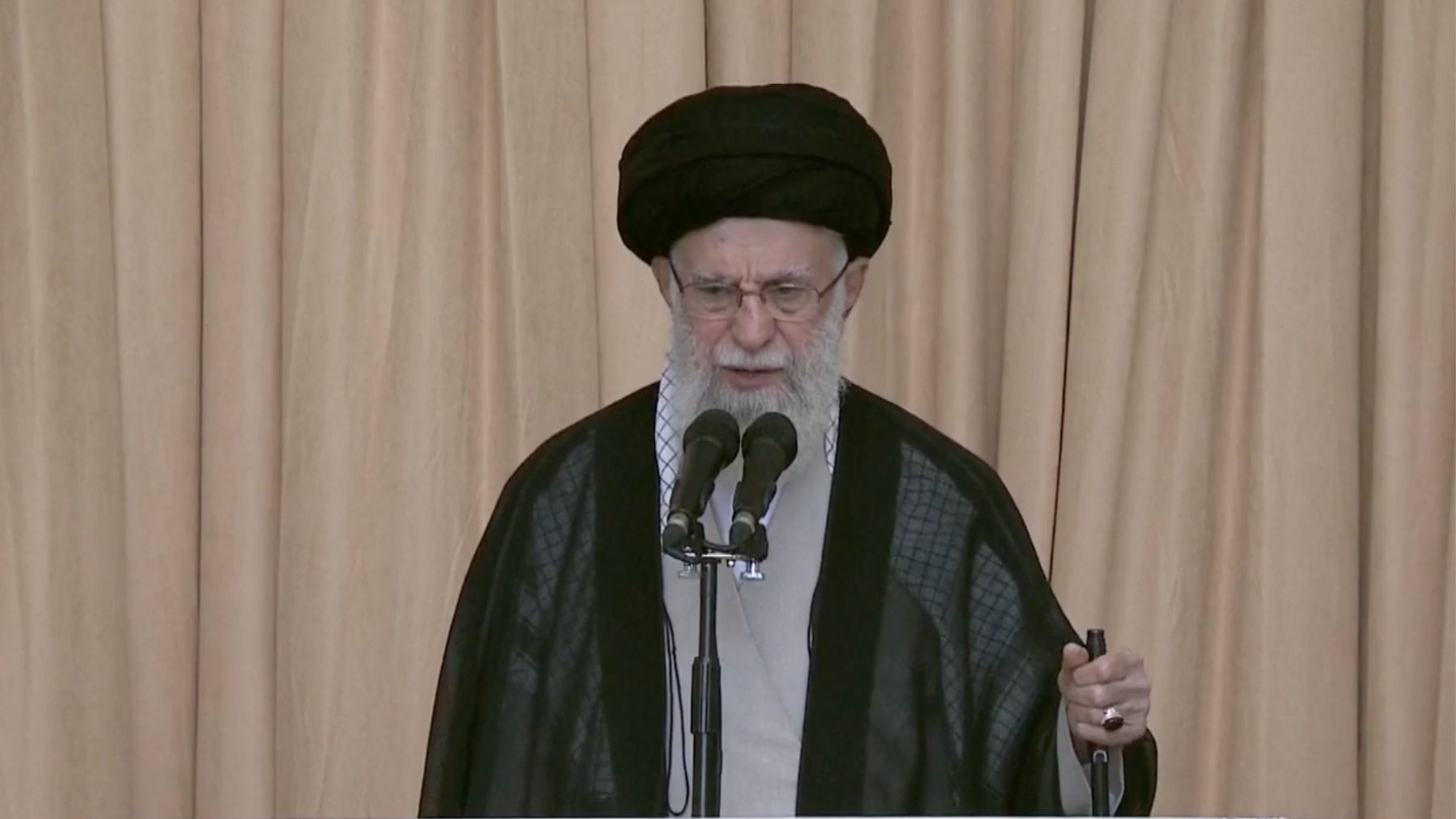 Alí Jamenei, líder supremo de Irán, pronuncia con un rifle su primer ...