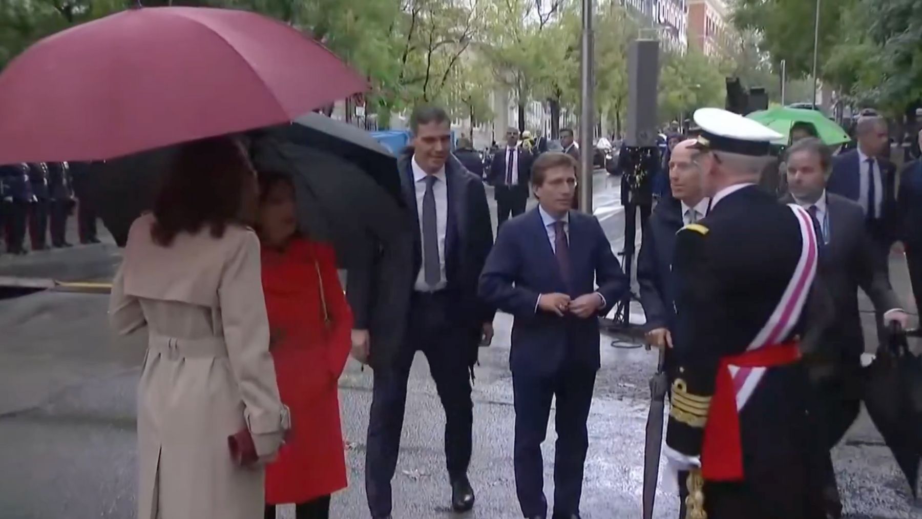 El comentado look de Pedro Sánchez en el desfile del 12-O: todos en traje y él con capucha