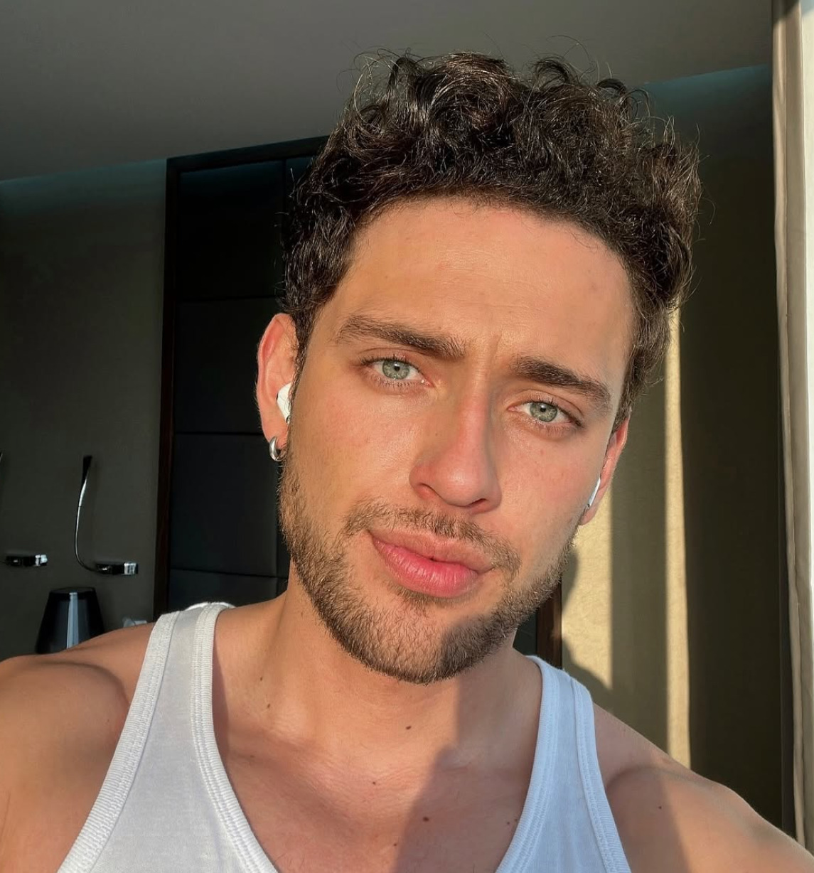 Carlos Báez: su edad, su pareja y biografía de Jorge García en 'Rojo ...