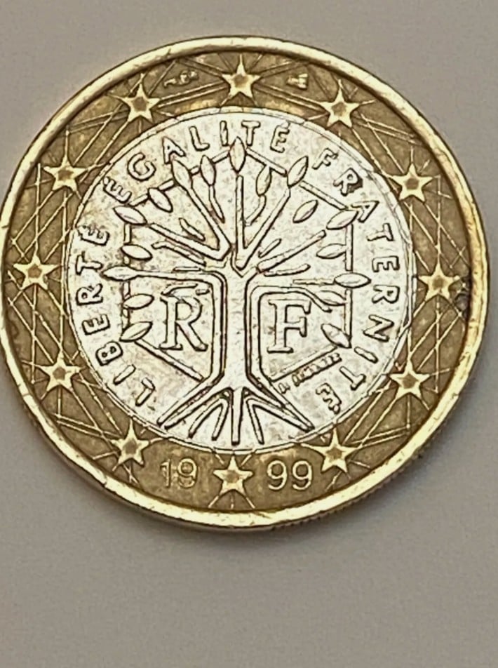 La moneda de 1 euro que puede valer 700: este pequeño detalle es la clave