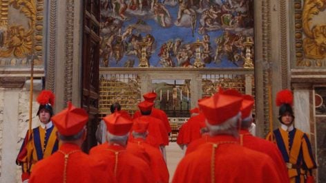 El camarlengo, una figura crucial en el Vaticano cuando muere el Papa ...