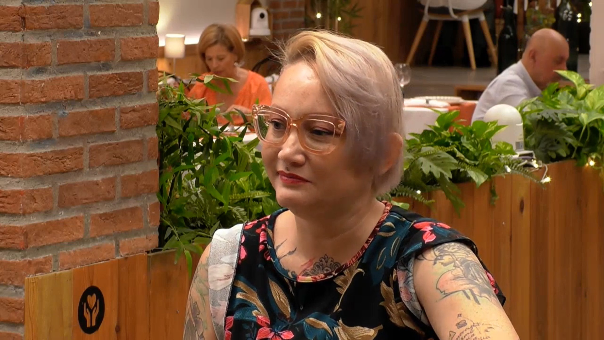 First Dates: una soltera no duda en criticar sin piedad a su cita