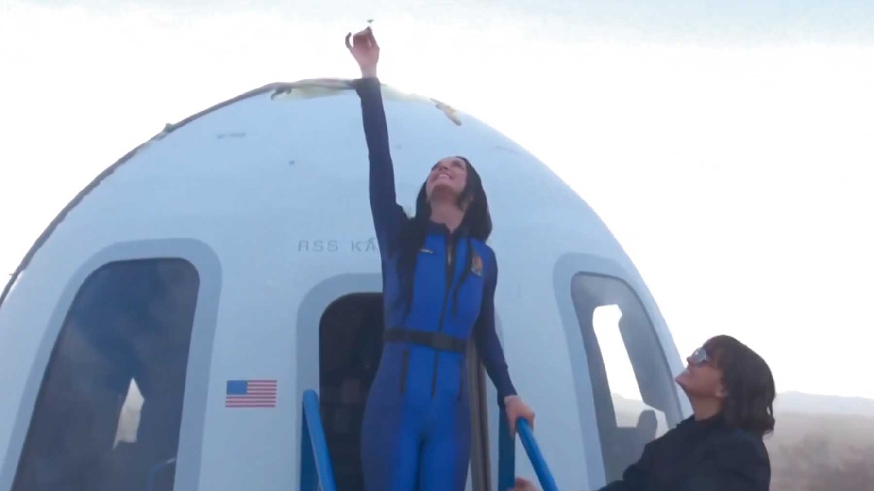 Katy Perry viajó al espacio en la Blue Origin de Bezos y cantó 'What a ...
