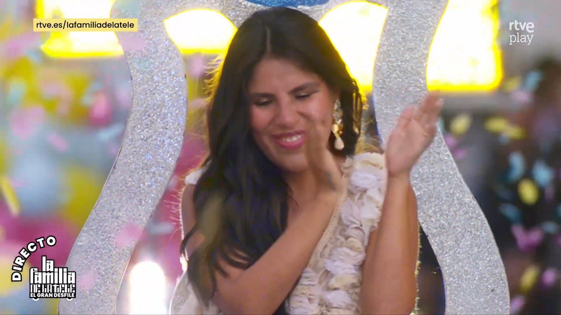 Isa Pantoja lanza un dardo a Telecinco en su estreno en La familia de ...