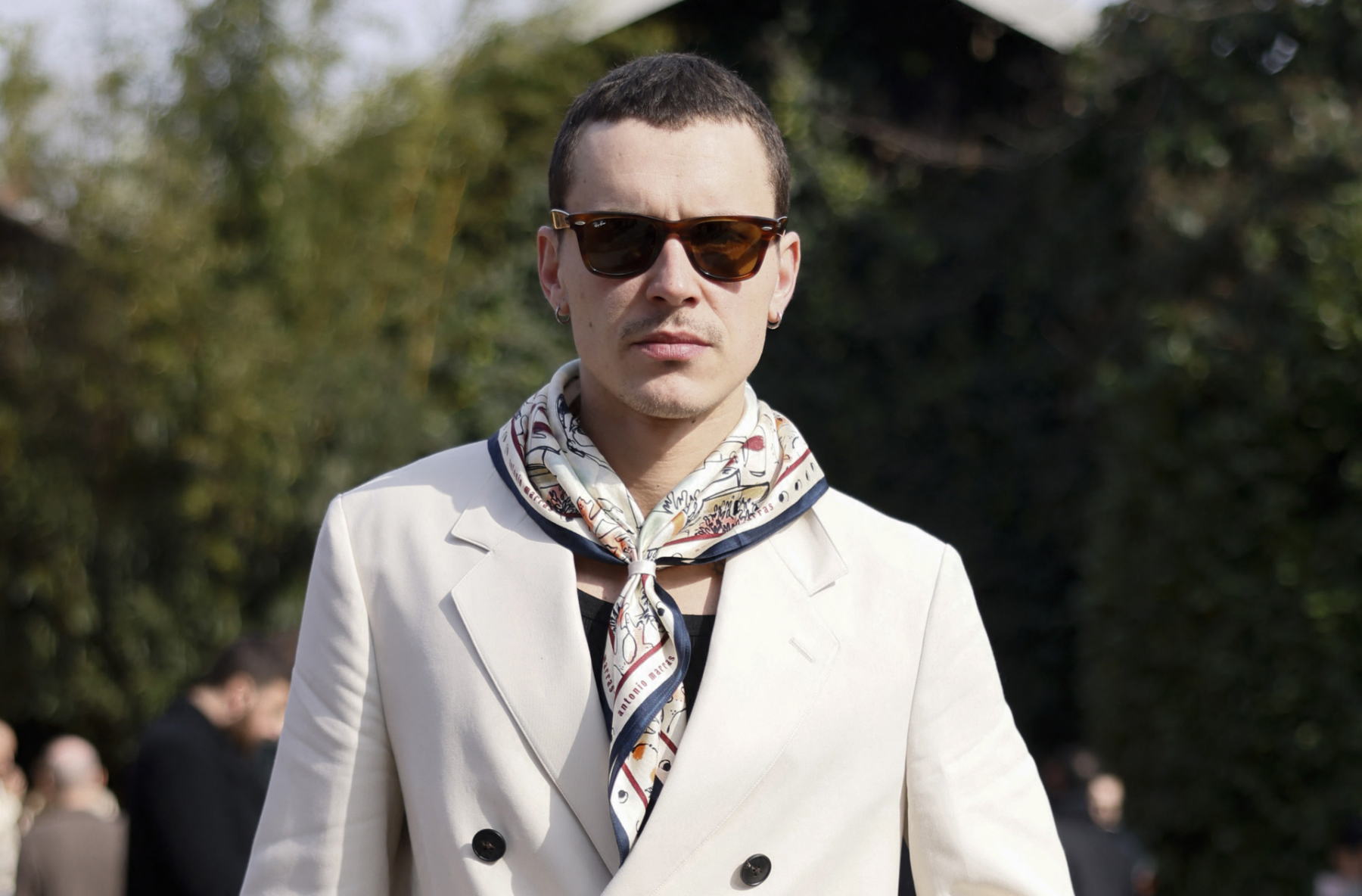 La experiencia surrealista de Arón Piper con una aplicación para ligar ...