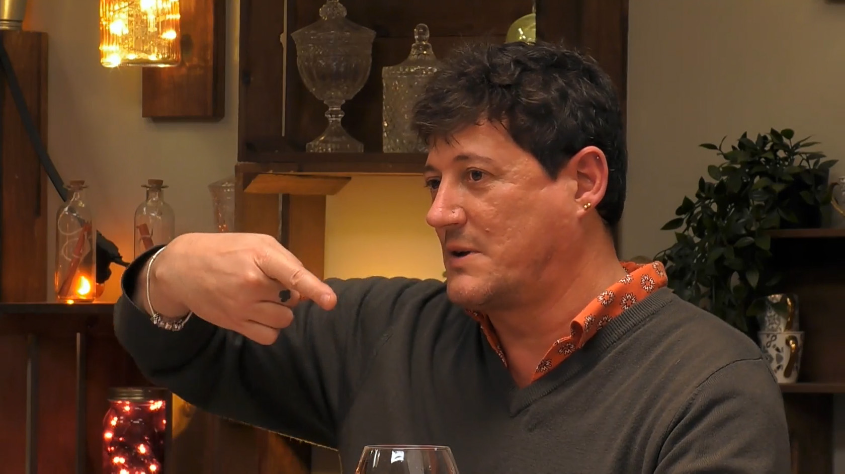 First Dates: una soltera, descolocada con el piercing oculto de su cita
