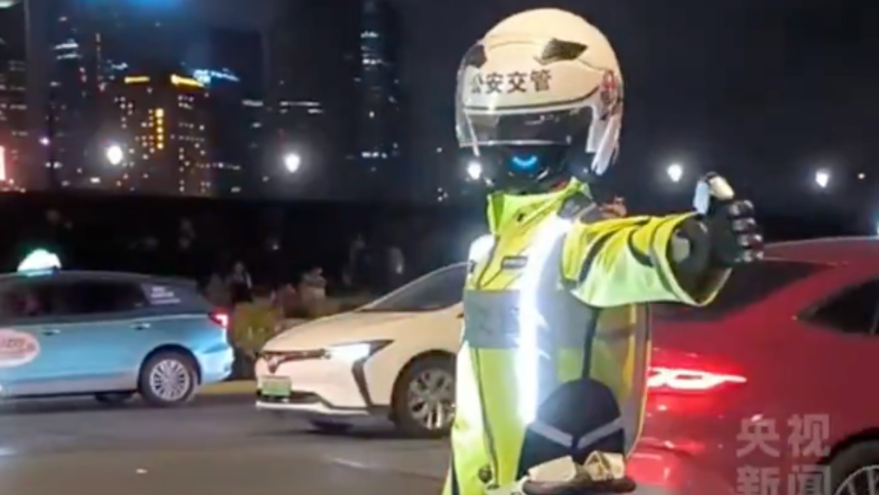China estrena su RoboCop: un robot policía ya dirige el tráfico en ...