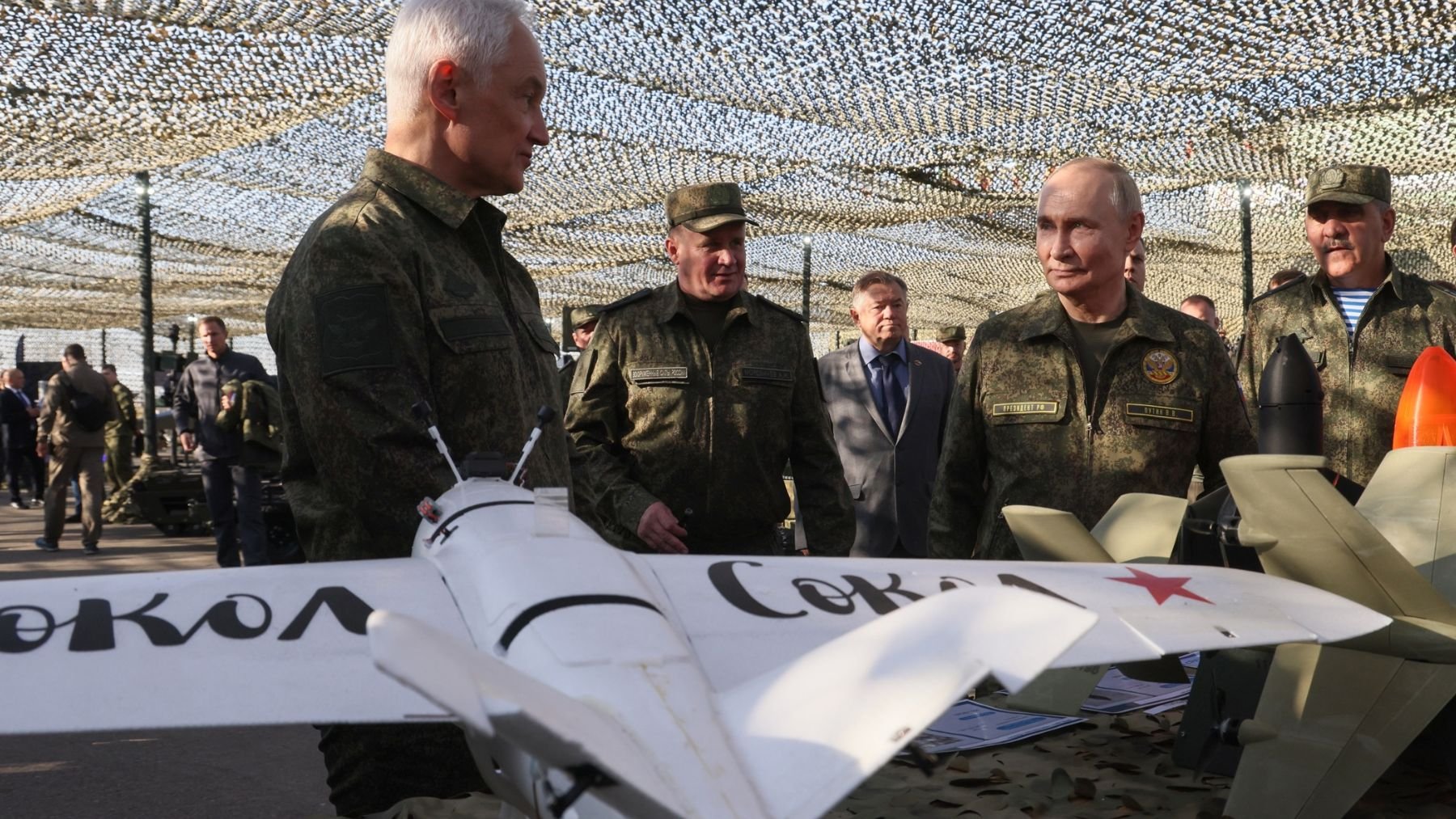 Putin redobla su desafío: visita vestido de militar las maniobras Zapad ...