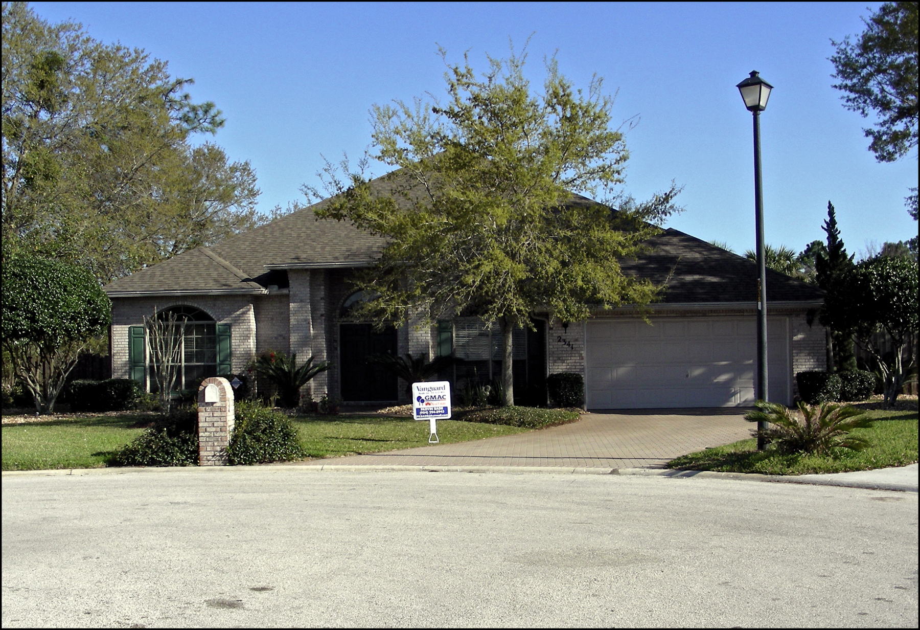 Casa con dos plantas y jardín en una urbanización de lujo: así vive hoy ...