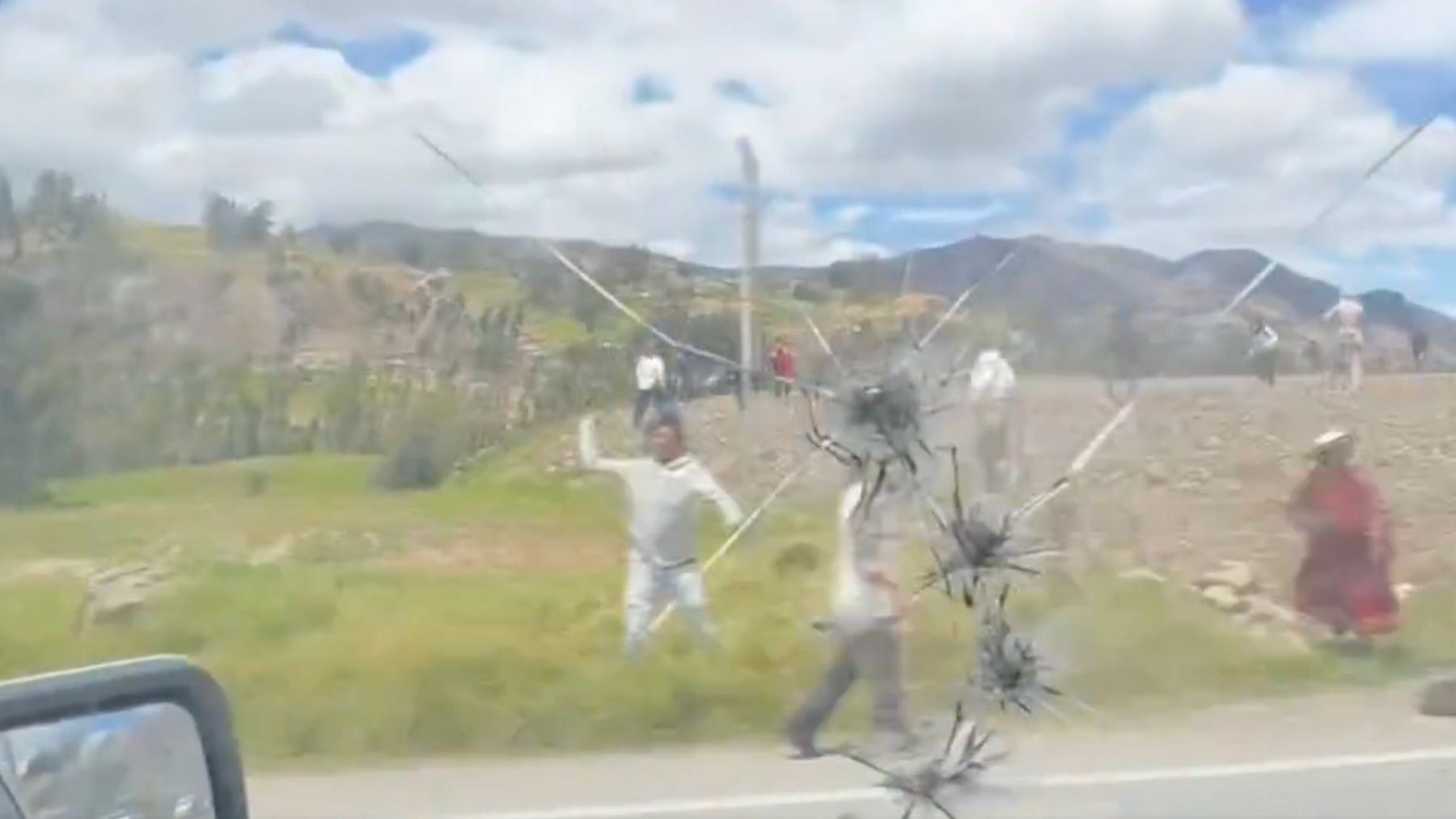 Unos indígenas atacan con piedras y palos el convoy de Daniel Noboa