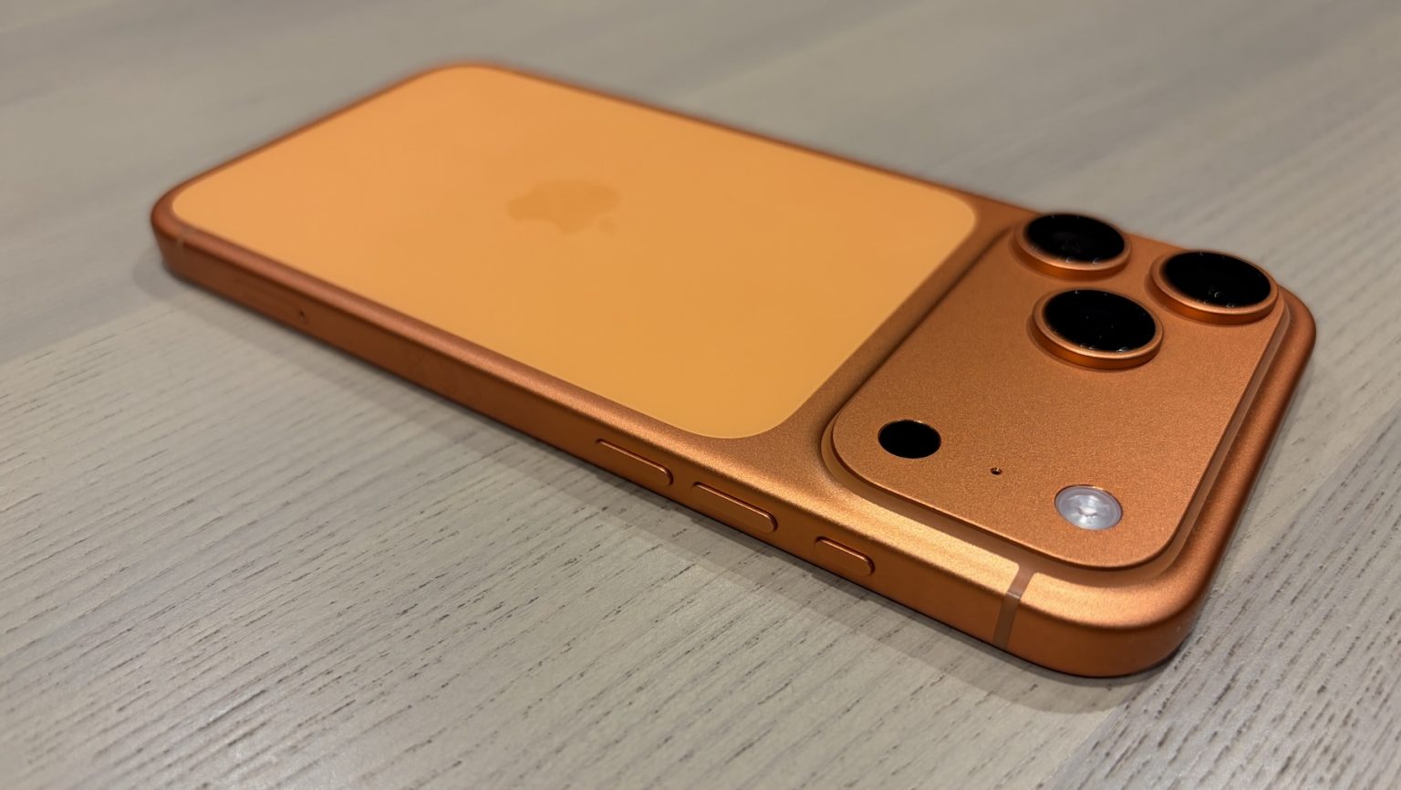El color Orange Cosmic del iPhone 17 Pro arrasa: por qué Apple ha ...
